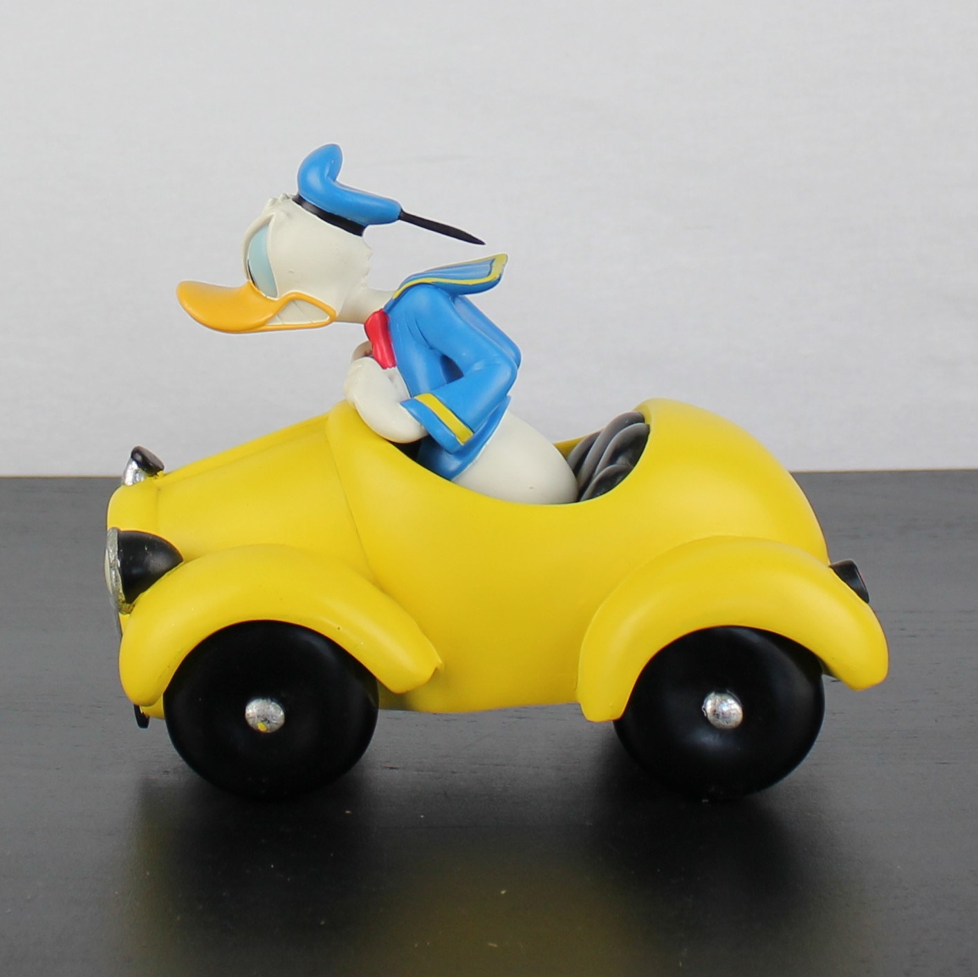Donald Duck Racing Statue - Peter Mook - Rutten - Yellow car