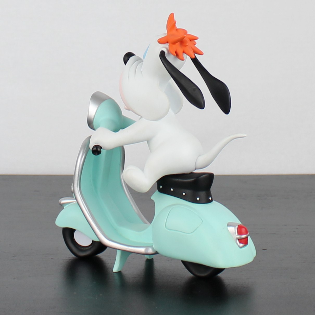 Vintage Droopy on a green scooter statue - Demons Merveilles