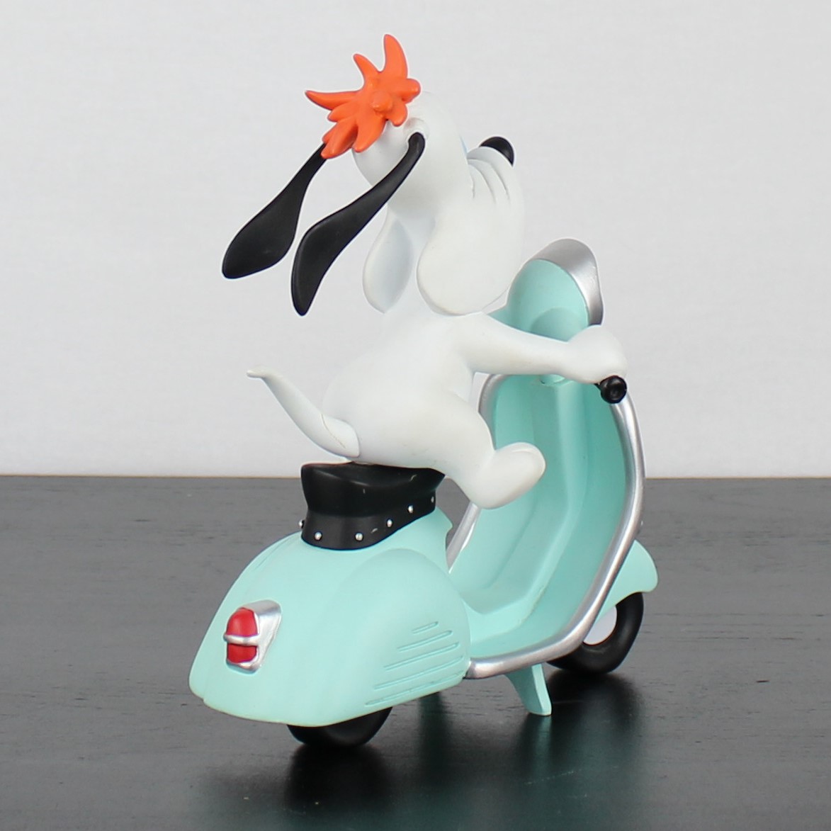 Vintage Droopy on a green scooter statue - Demons Merveilles