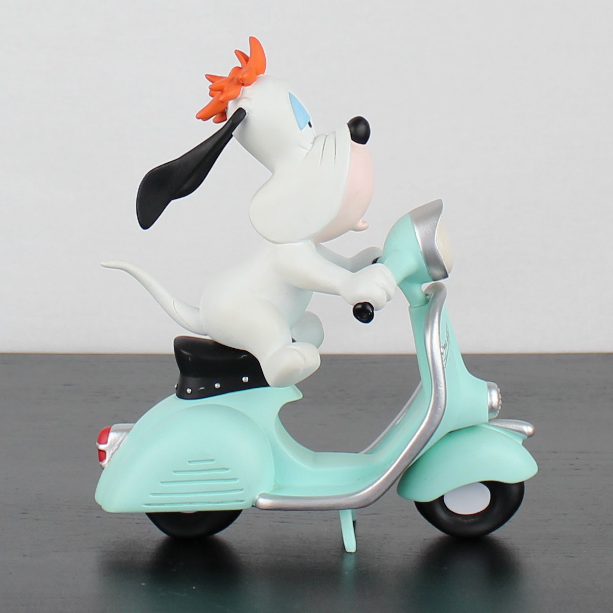 Vintage Droopy on a green scooter statue - Demons Merveilles