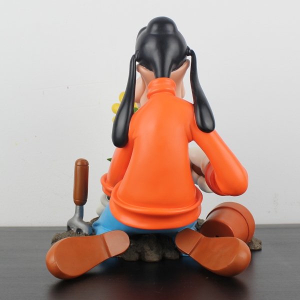 Goofy takes care of a sunflower statue - Walt Disney