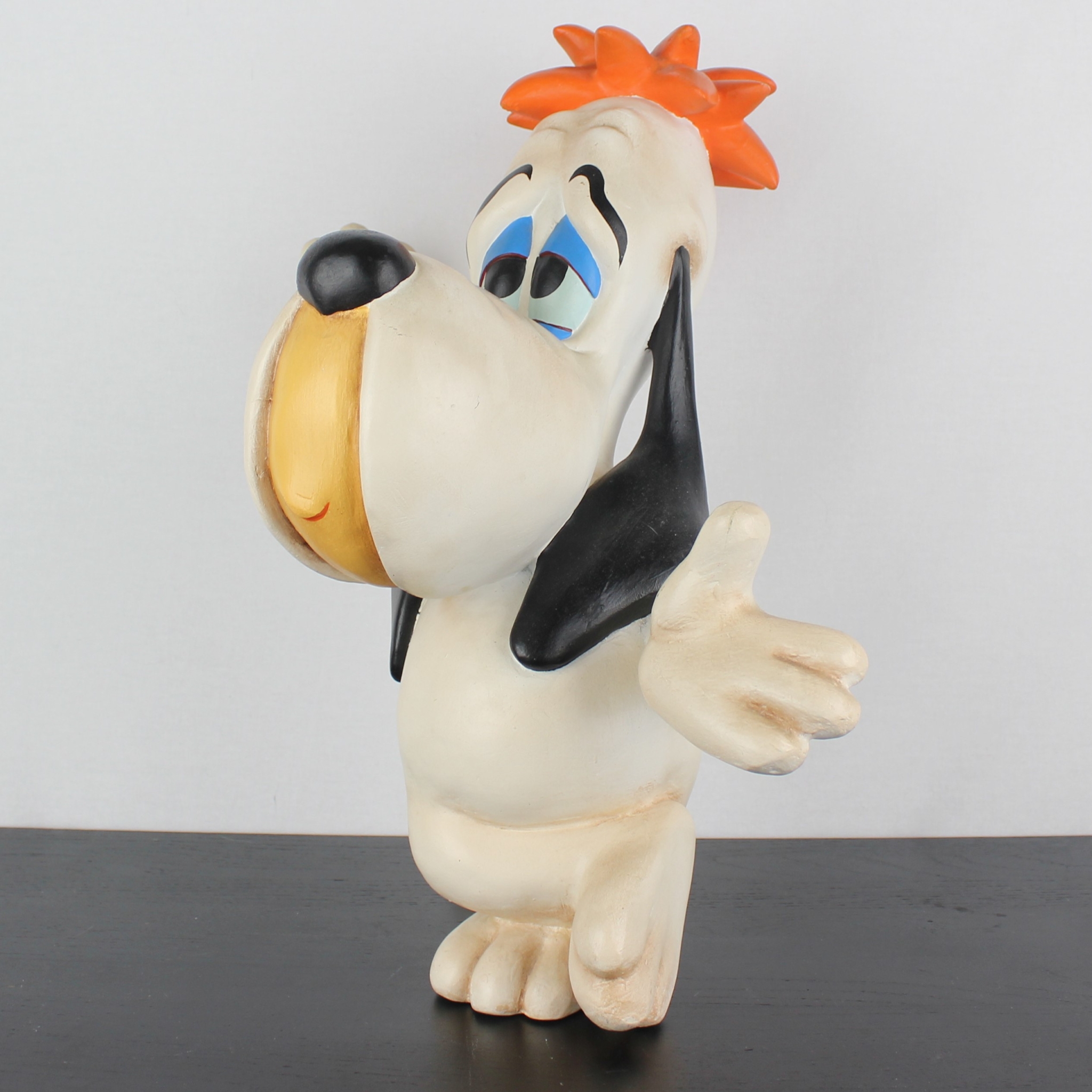 Big statue of Droopy leaning