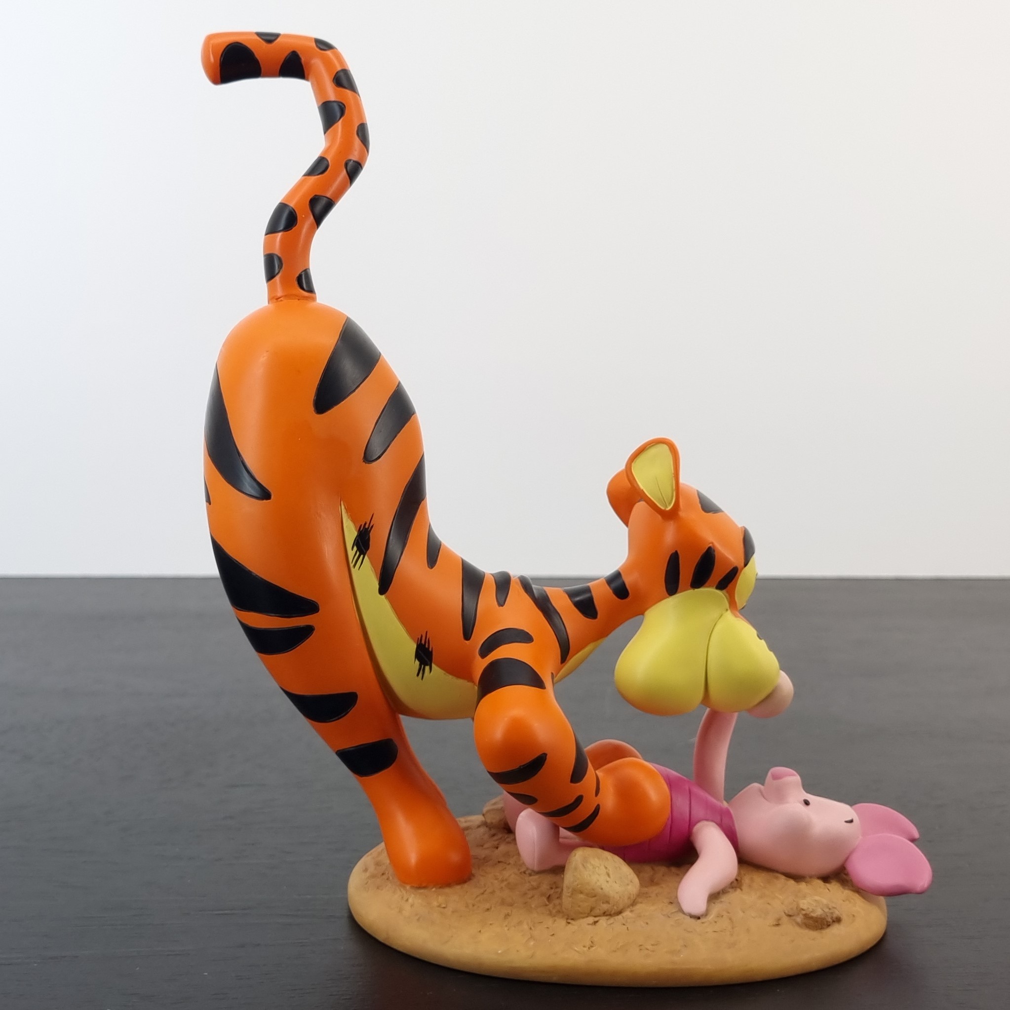 Tigger and Piglet playing statue - Peter Mook - Rutten