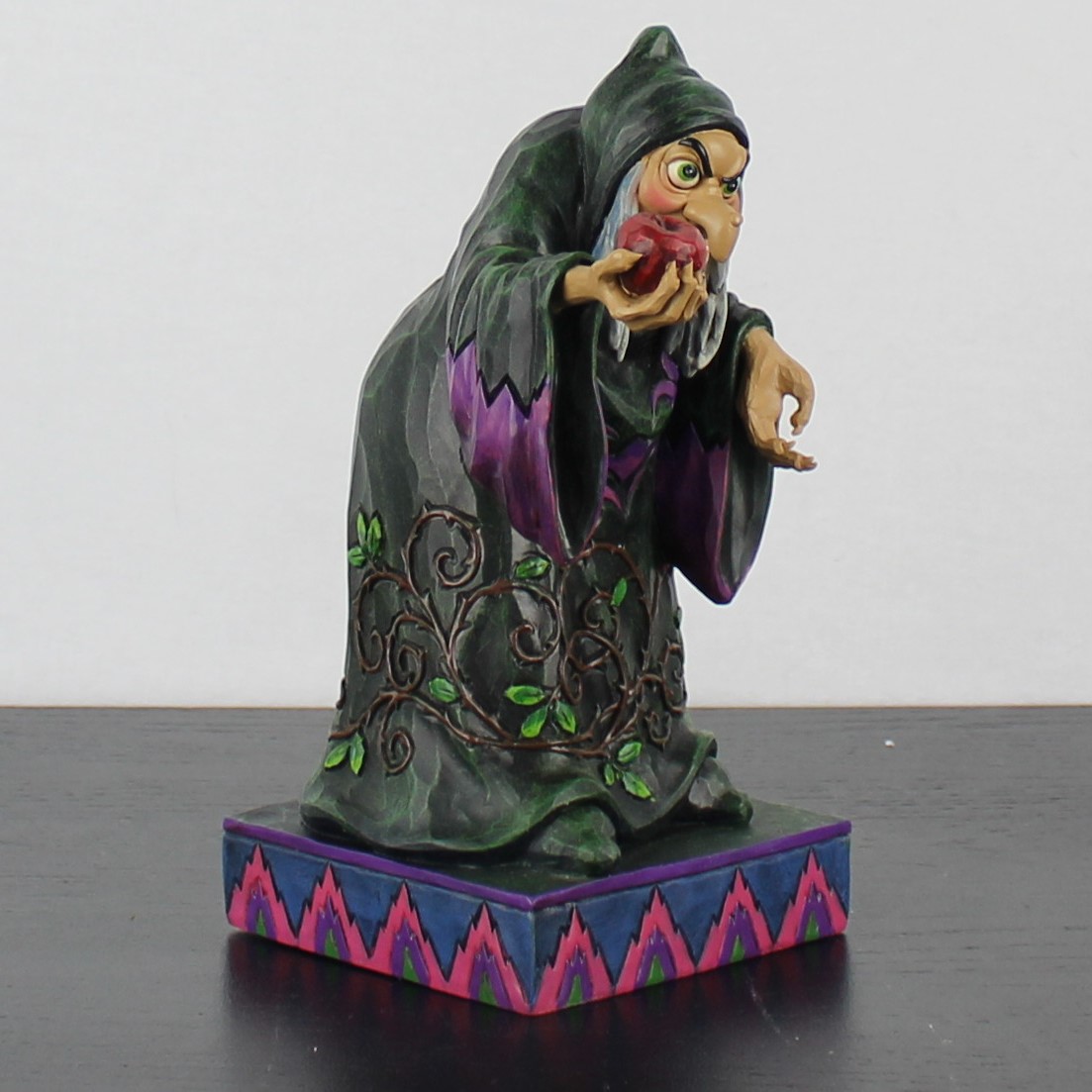 Witch - Take A Bite statue - Jim Shore - Disney Traditions